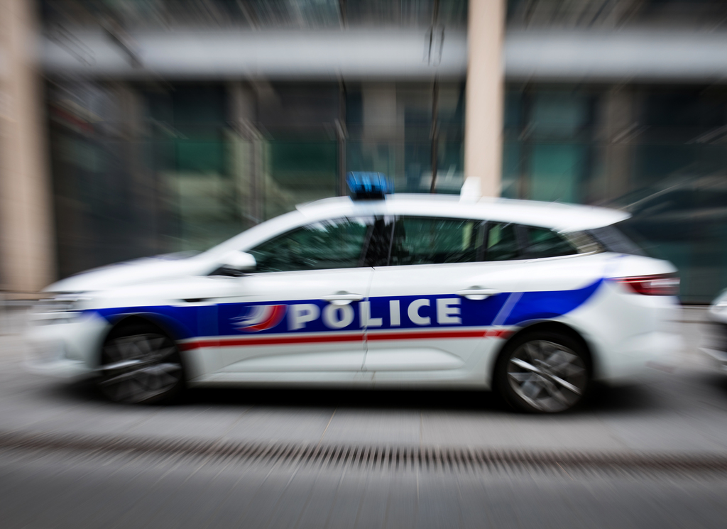 Tarbes (FR): Drunk man steals police car and blasts insults at officers ...