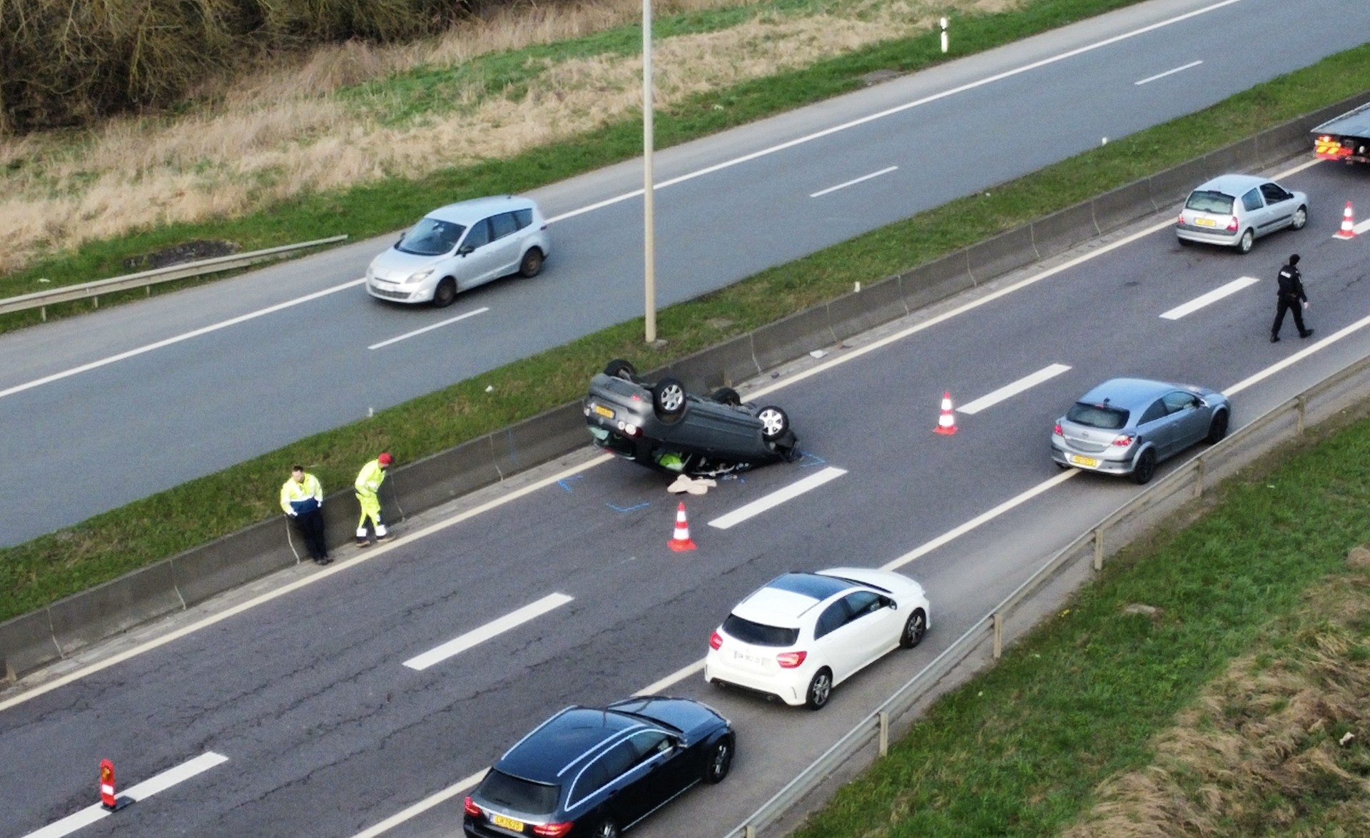 Accident impressionnant: Sa voiture se retourne sur l'A13 - RTL Infos