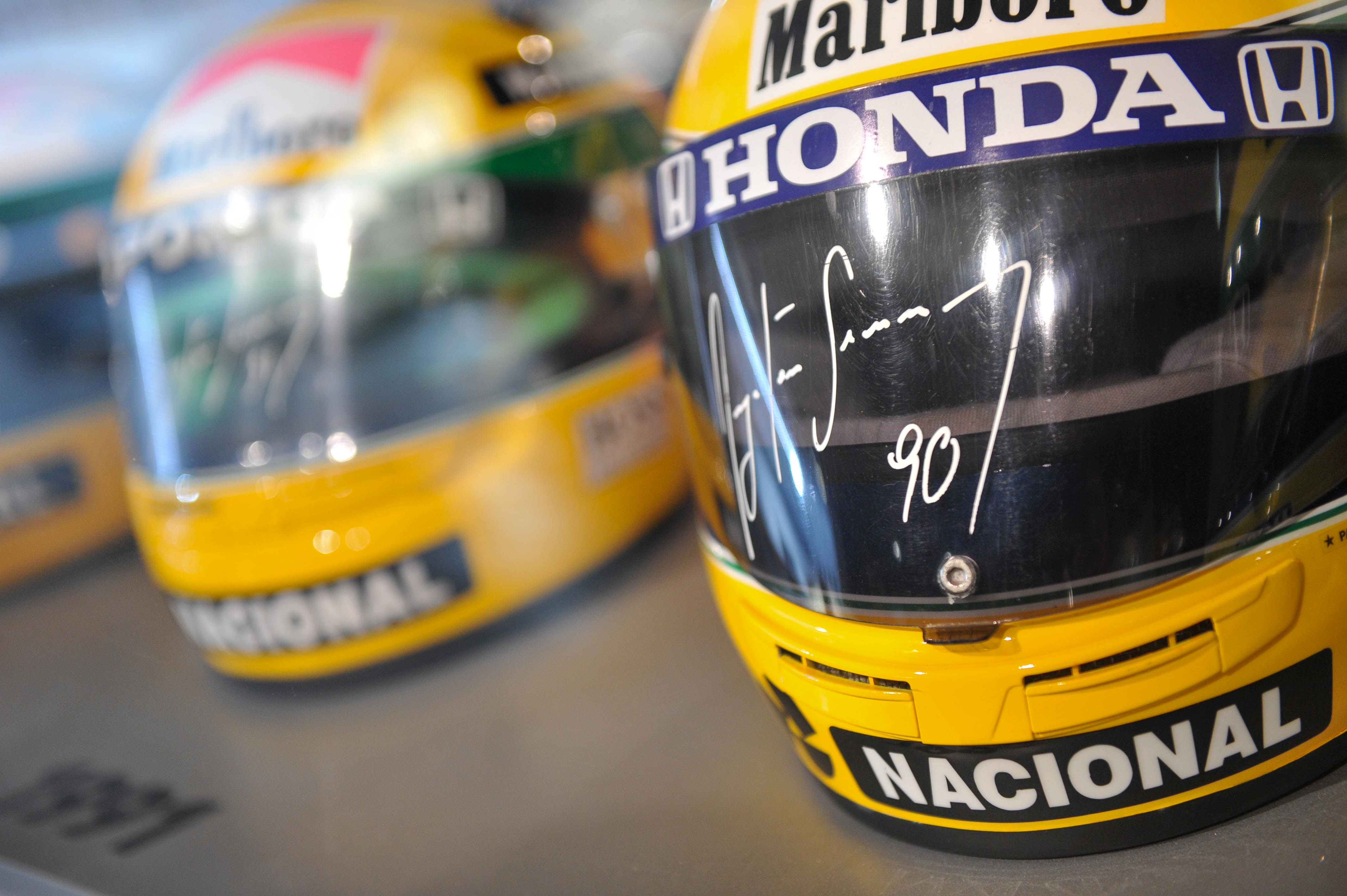 Autoe vum Ayrton Senna zu Wickreng am GridX ausgestallt (12.11.25 ...