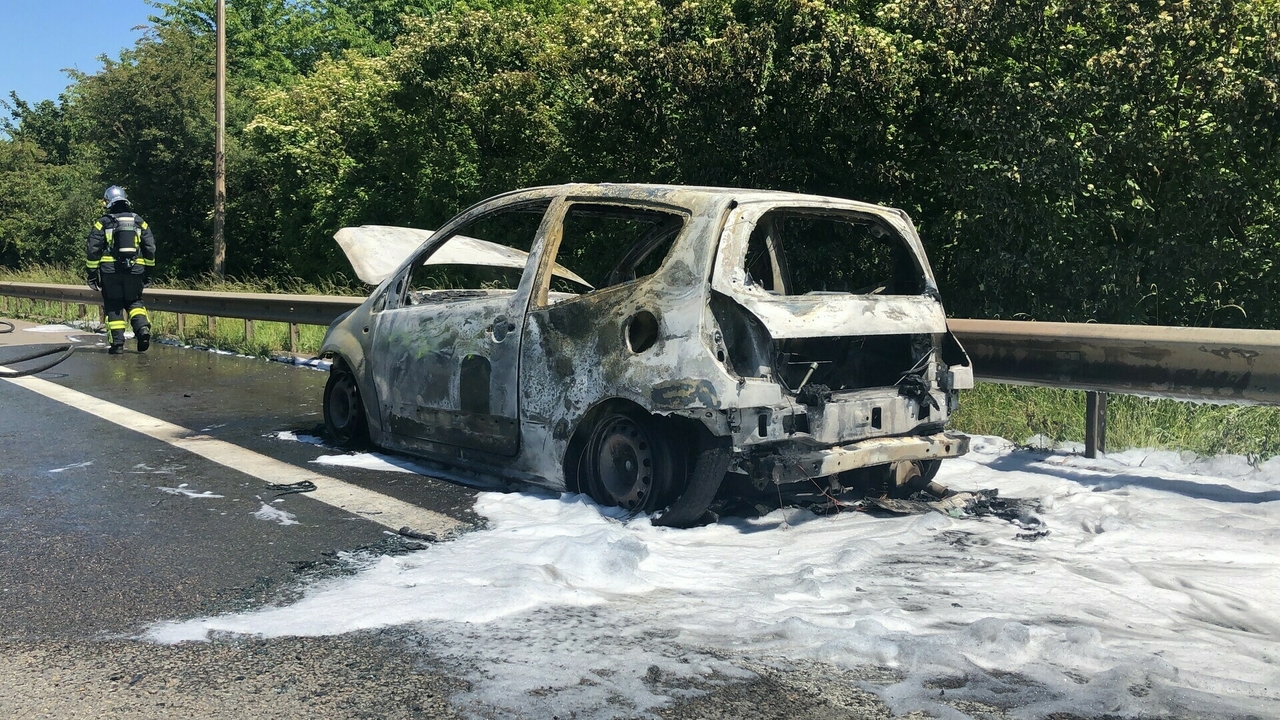 Pompjeesasaz op A3: Auto a Flamen op der Diddelenger Autobunn - RTL ...