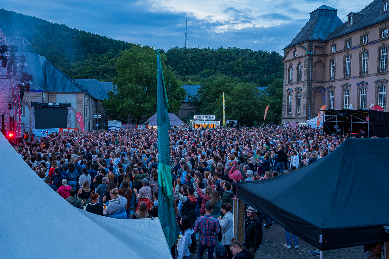 Clueso um Echterlive: Authentesche Museker an historescher Kuliss - RTL ...