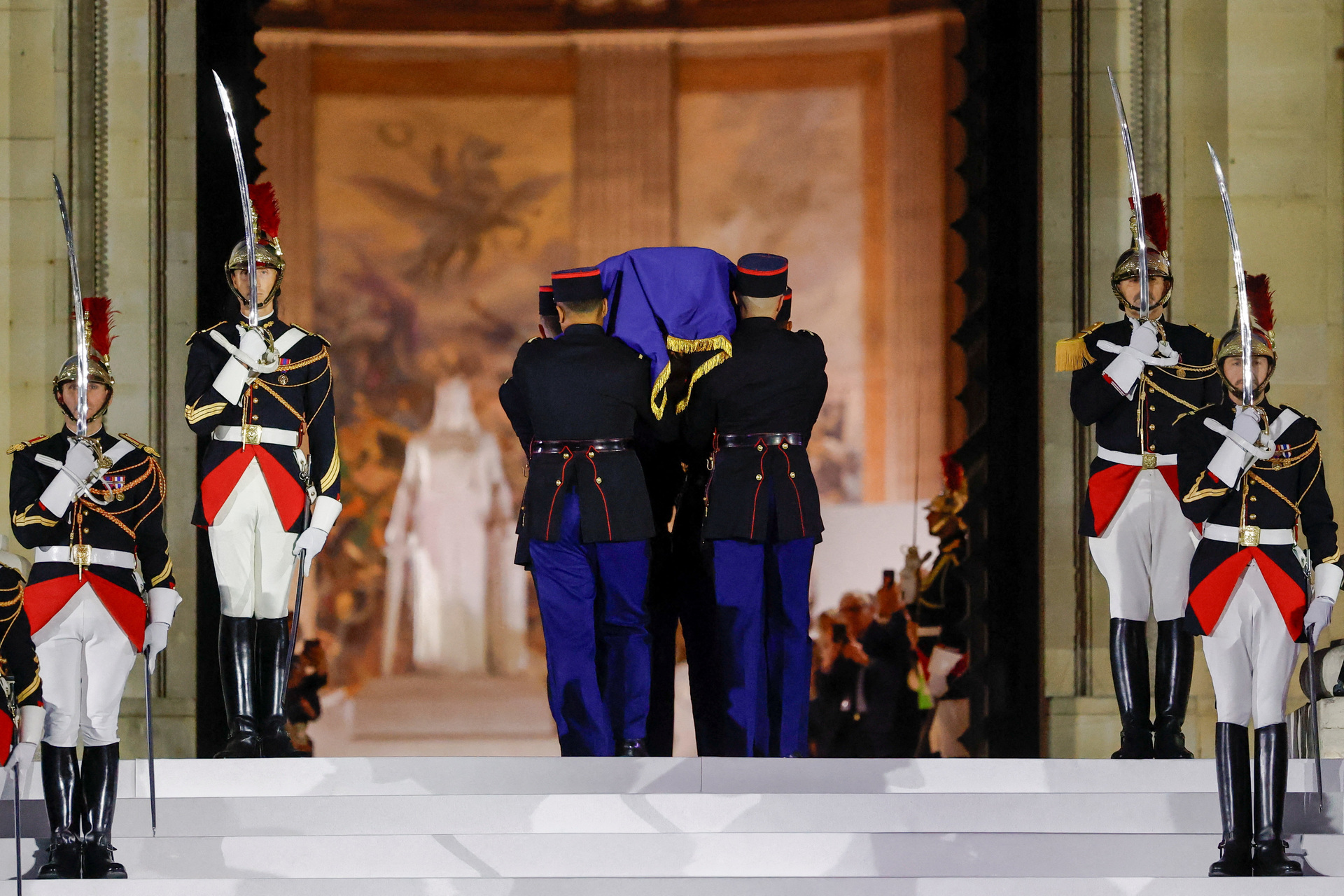 Sous les applaudissements: Le cercueil au nom de Robert Badinter est ...