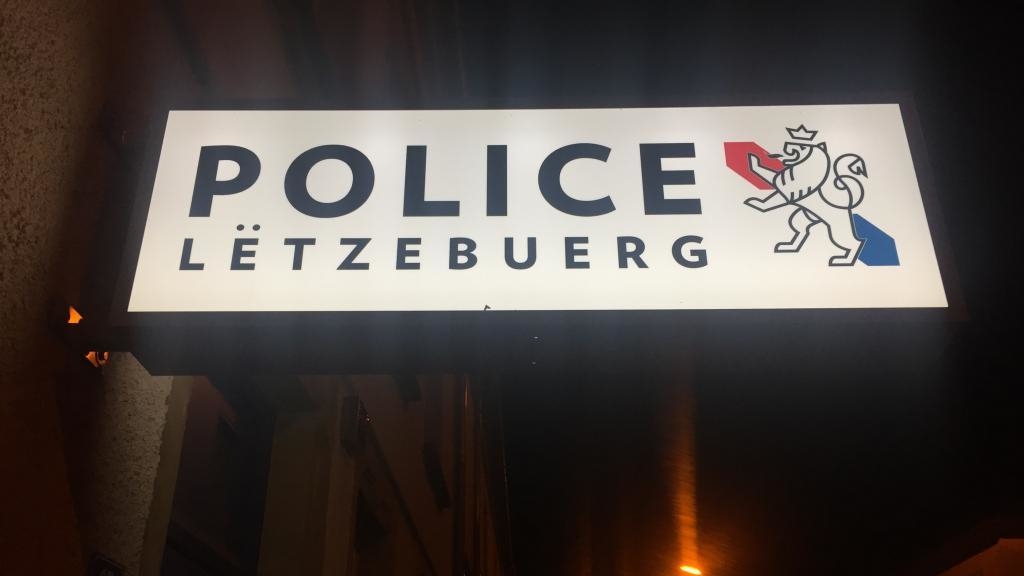 Op Hellegowend: Permis fort, nodeems de Chauffer zu Esch an ee ...