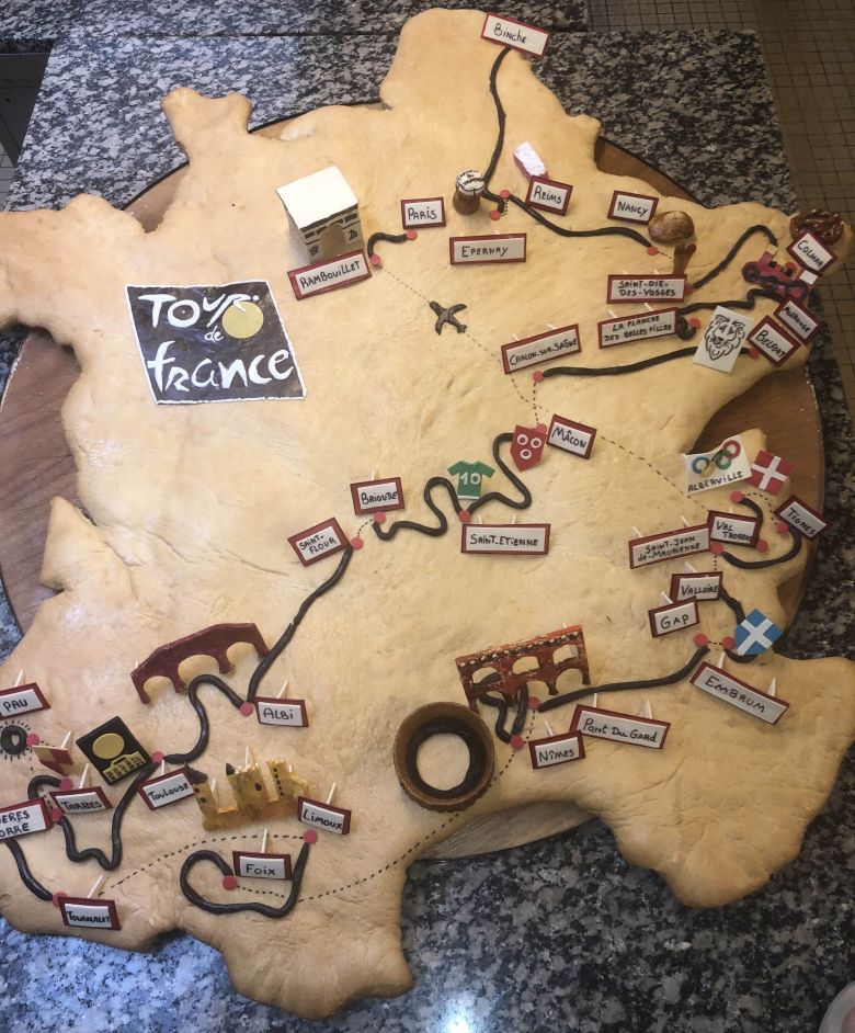 En Champagne: Un boulanger crée la carte du Tour de France en pain ...