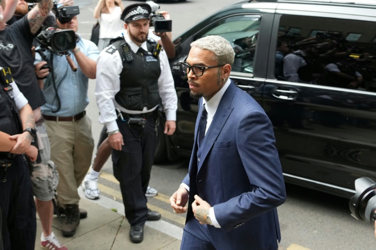 Following alleged nightclub brawl: US singer Chris Brown denies more ...