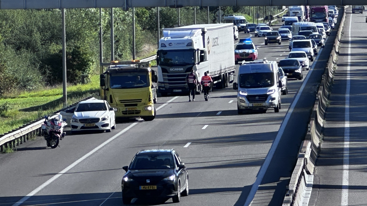 Emergency services: Two injured as lorry collides with five cars - RTL ...