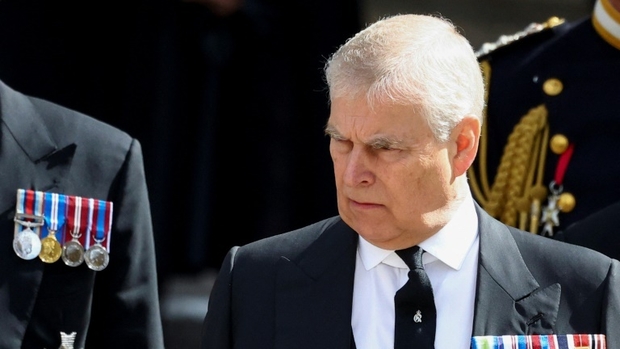 Epstein-Skandal: De Prënz Andrew soll eng Fra begrapscht hunn - RTL ...