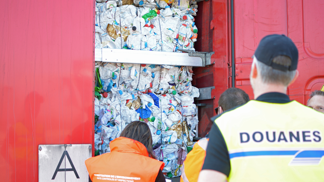 Ëmweltkontrollen: 72 Chaufferen erwëscht ginn, déi illegal Dreck iwwer ...