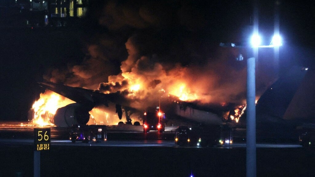 Fiery landing: Five dead in Japan plane collision at Tokyo airport ...