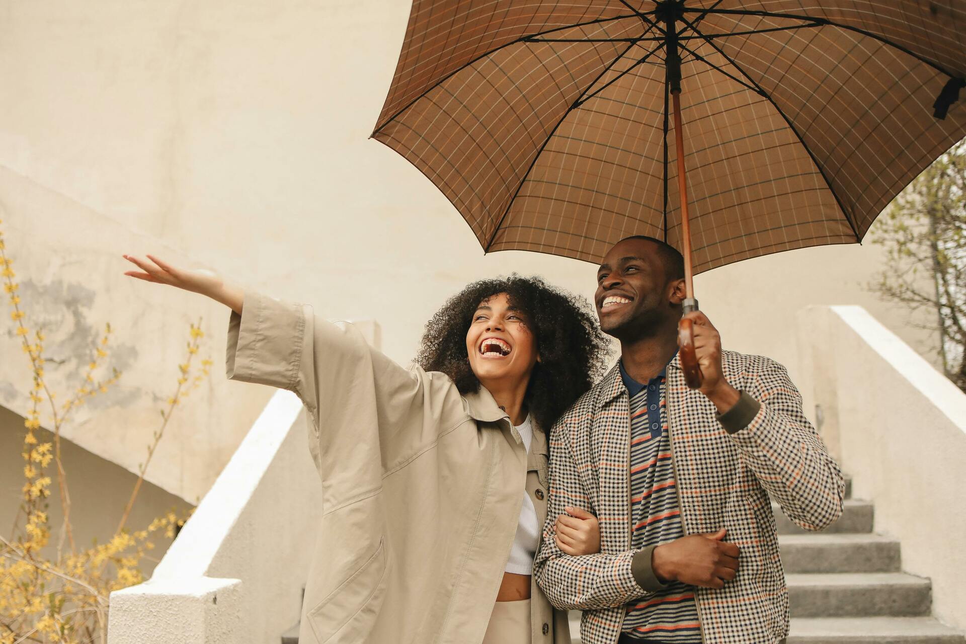Weather & Traffic: Saturday 26 July: Cloudy rainy people laughing - RTL ...