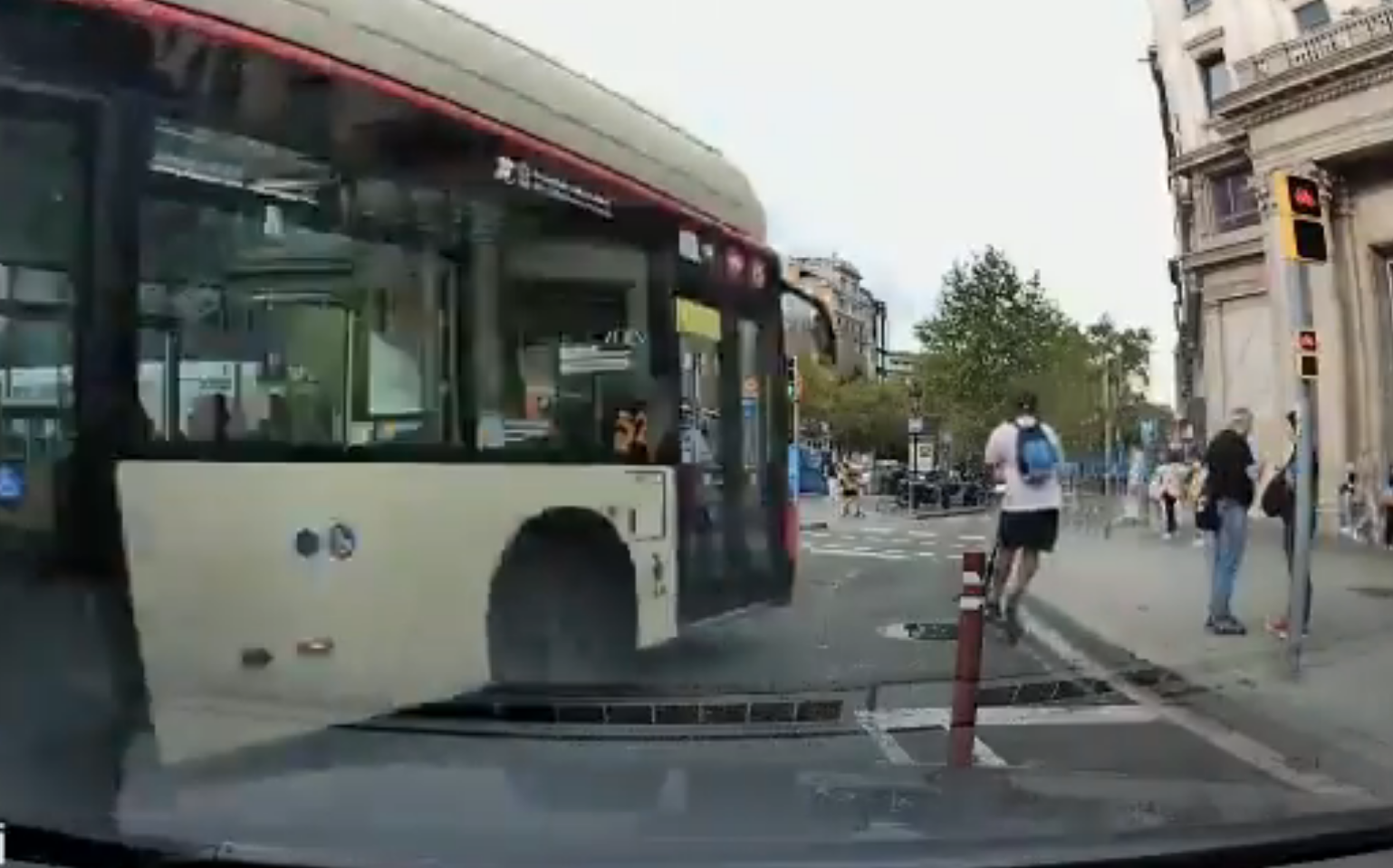 Grosse frayeur en trottinette: Il grille un feu et évite de justesse un ...