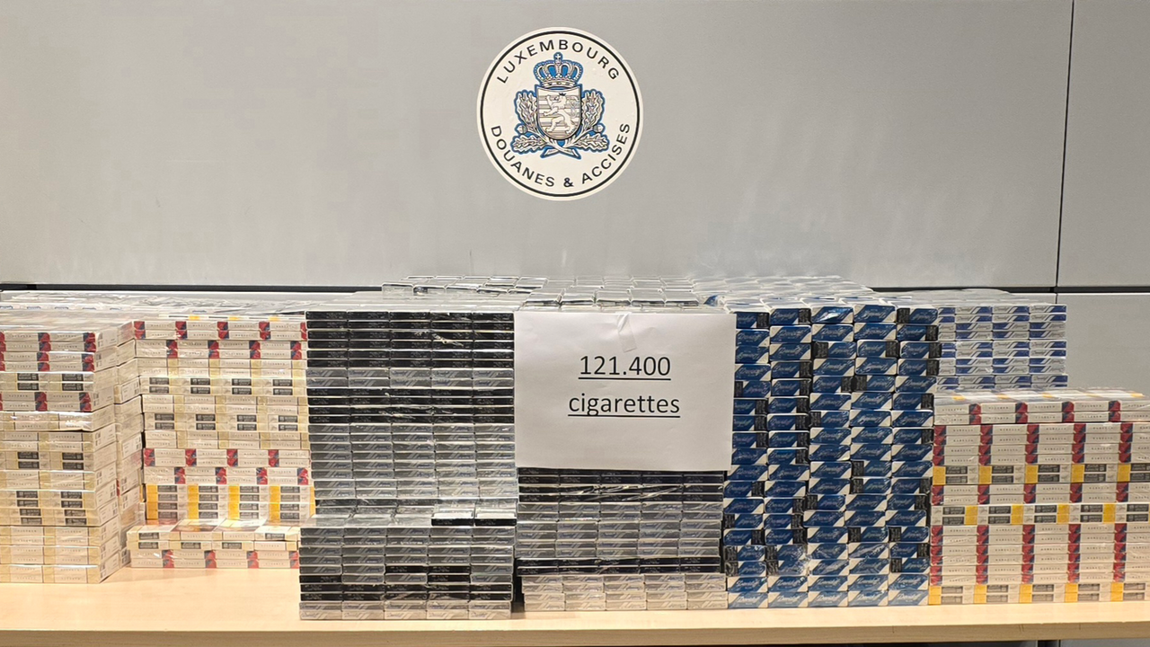 Three passengers from Athens: Customs seize record 121,400 cigarettes ...