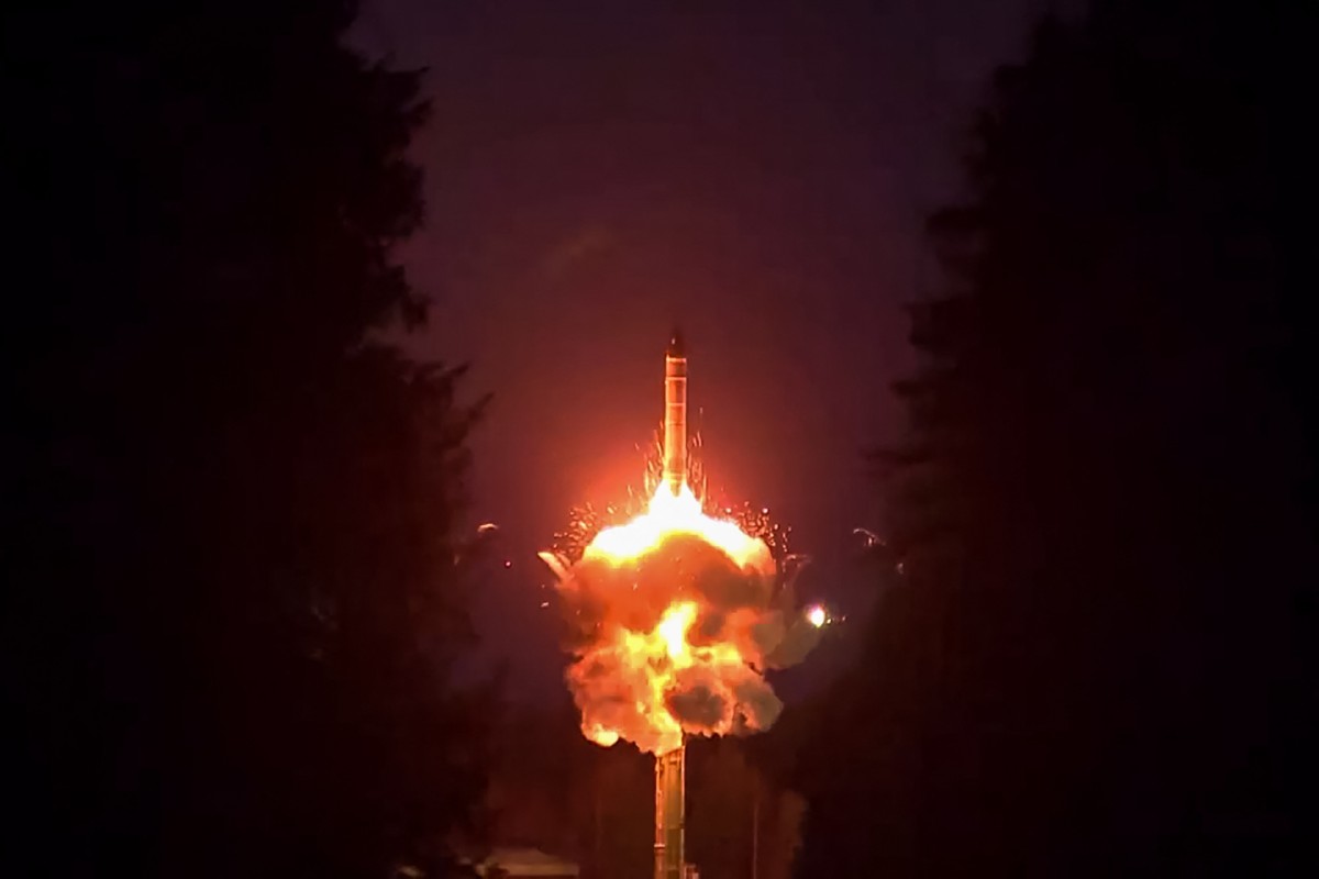 Simulation de frappe nucléaire: Poutine supervise des tirs d'essai de ...