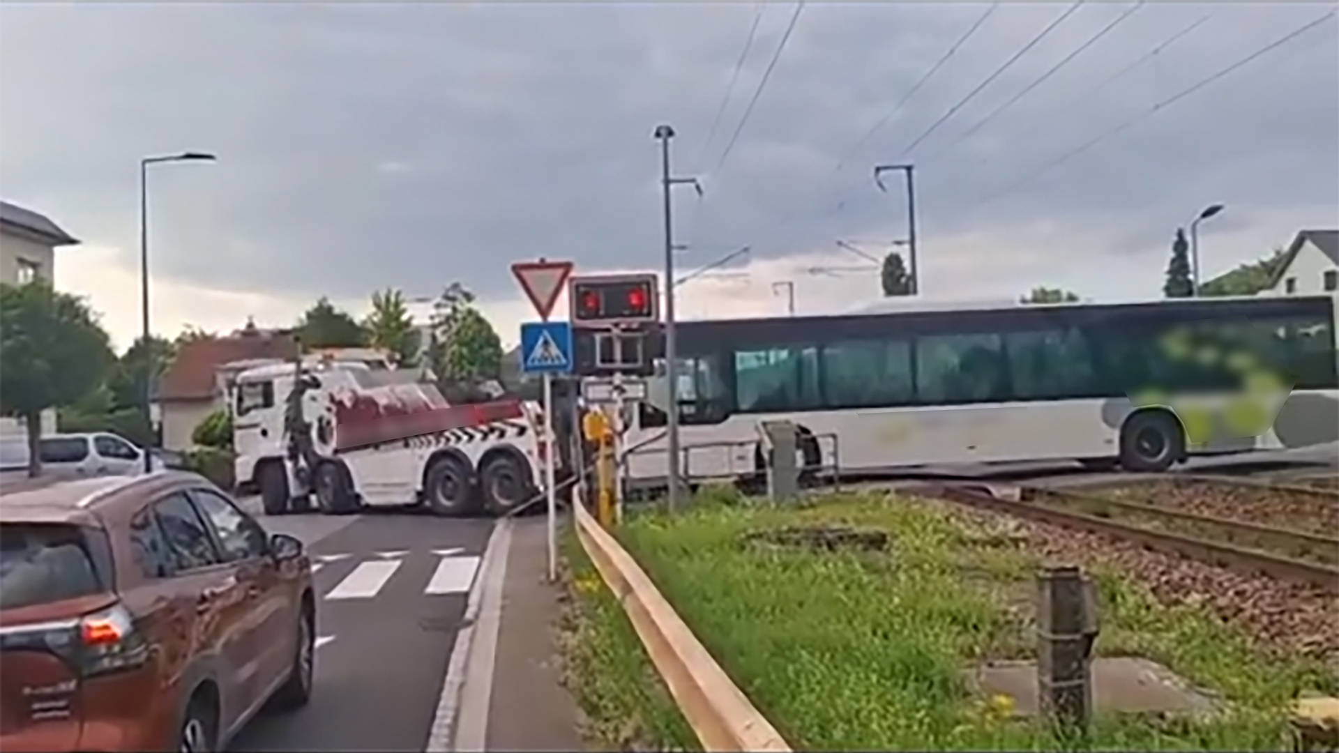 Close call: Towed bus narrowly avoids collision with train at level ...
