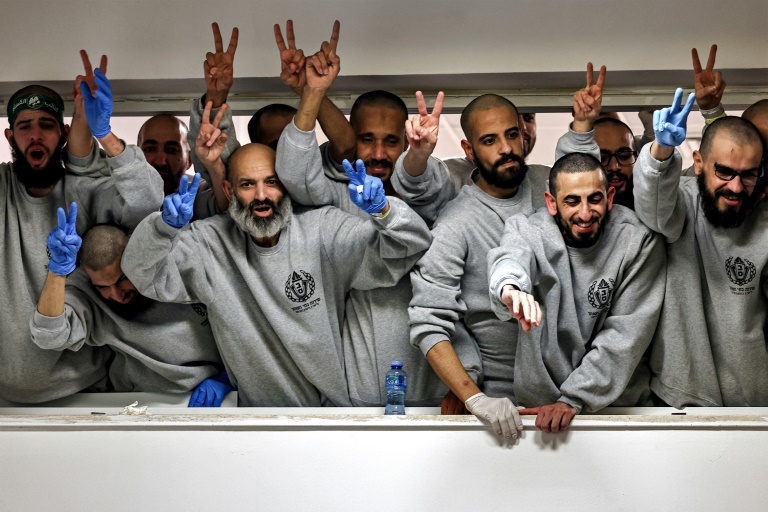 Emotional reunion: Crowds cheer, families hug as Palestinian prisoners ...