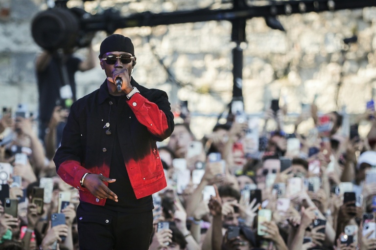 Zwee Joer hannertenee meescht verkaaft Alben: Franséische Rapper ...