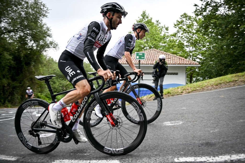 Tour de France: Adam Yates remporte la première étape devant son frère ...