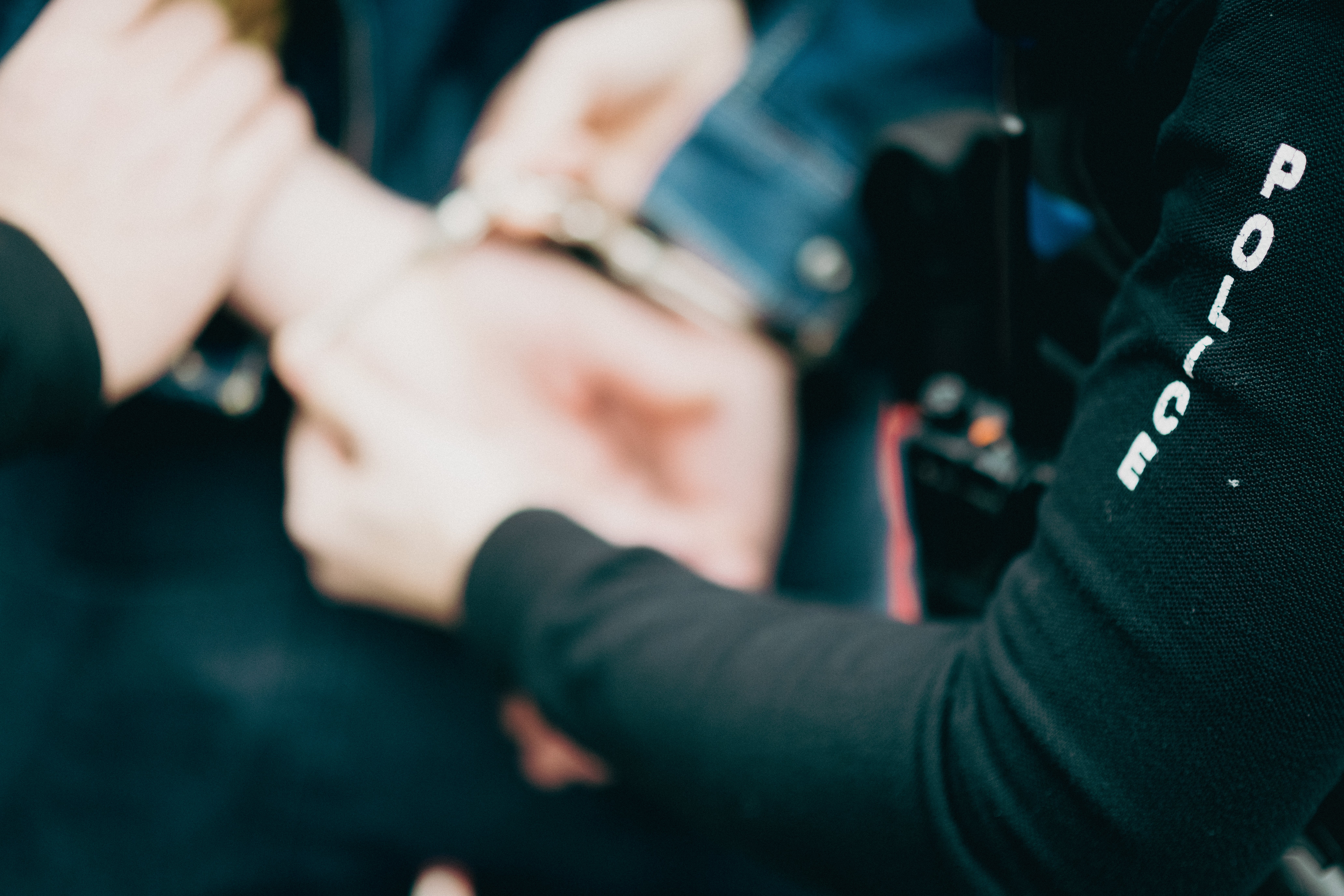 Presuméierten Täter gepëtzt: Fra am Pafendall menacéiert a beklaut ...