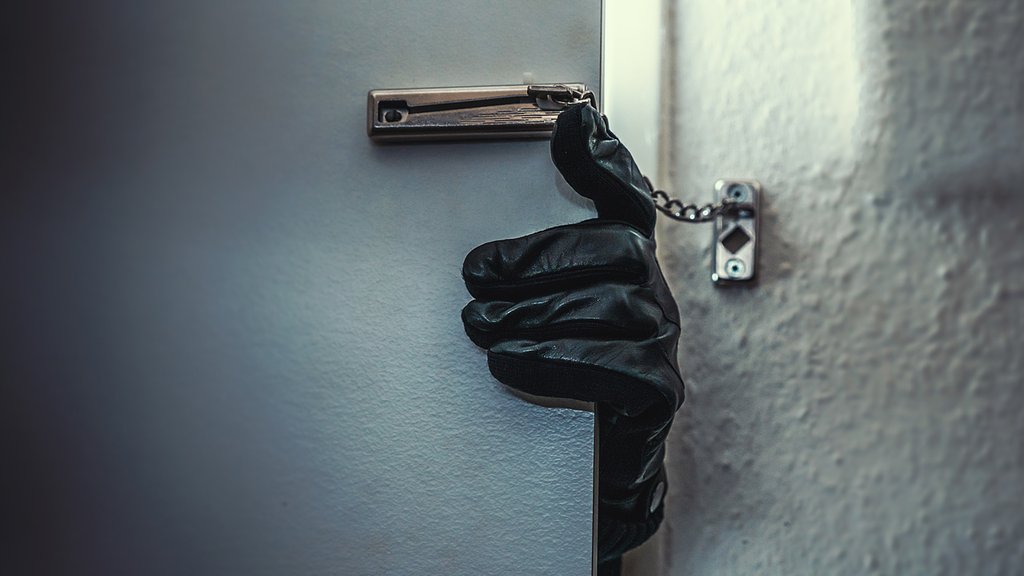 Brigang zu Esch geflücht: Awunnerin héiert Abriecher, rifft der Police ...