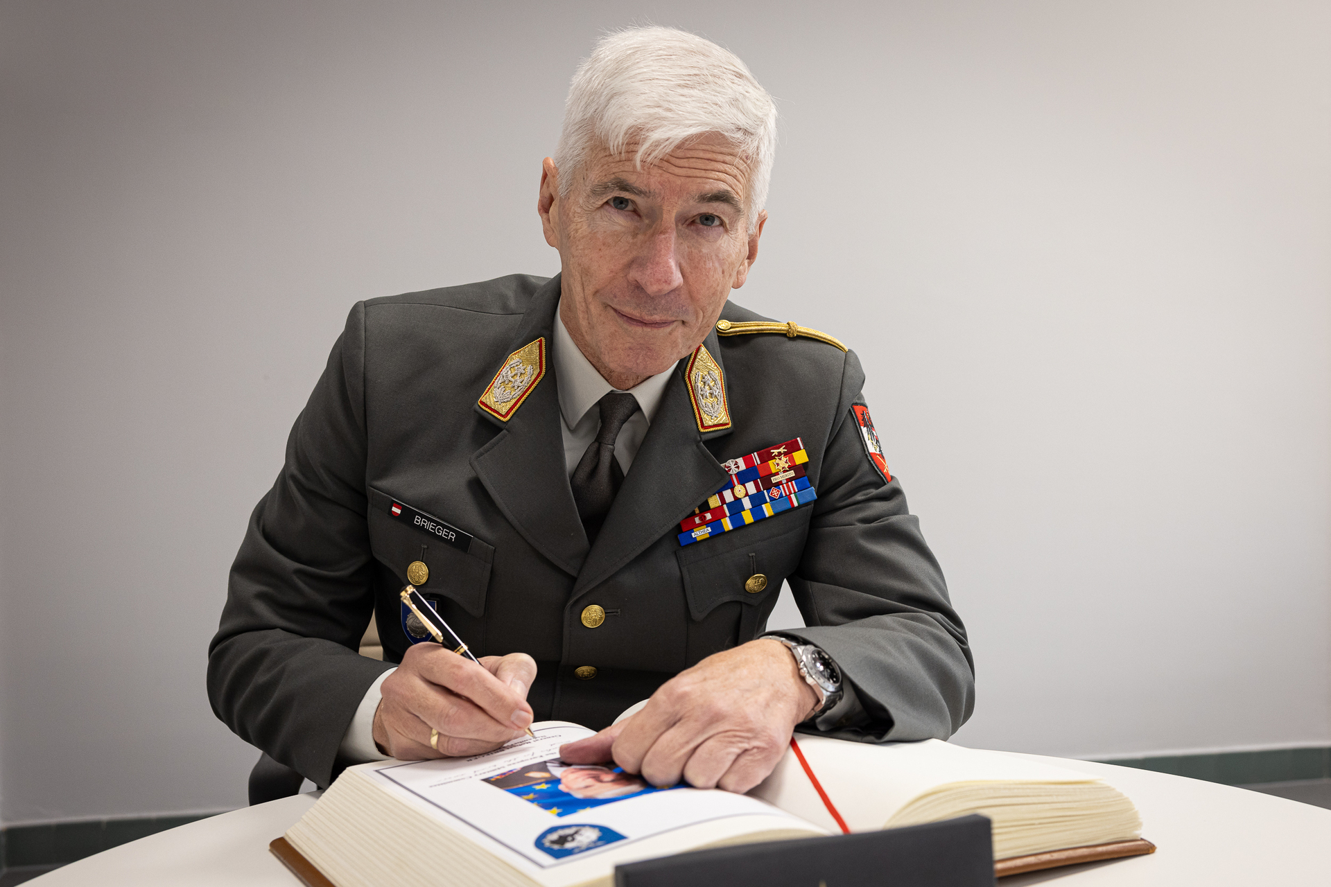 Général Brieger: Le "numéro un" du comité militaire de l'UE en visite ...