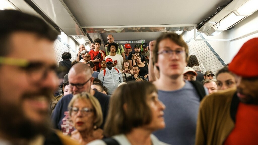 Cauchemar des voyageurs: Des passagers bloqués deux heures dans le ...