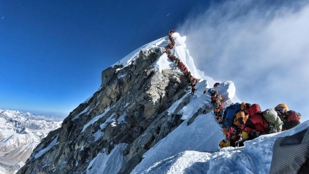 Népal: Un grimpeur porté disparu dans l'Everest retrouvé vivant six ...
