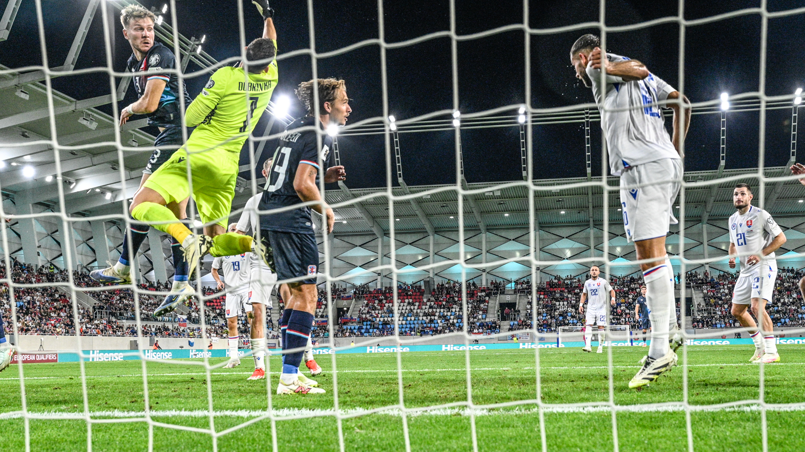 WM-Qualifikatioun am Futtball: Léiwe schlécken an der 90. Minutt ganz ...