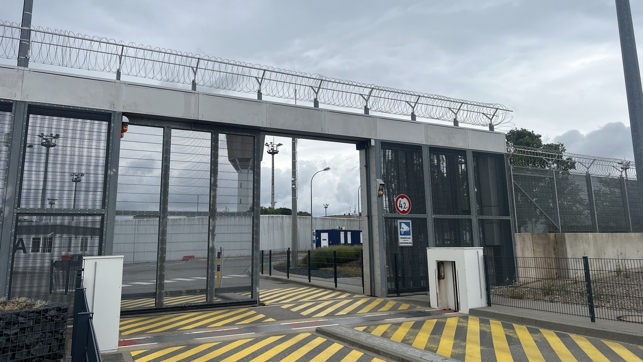 Transport vu Prisonéier anescht organiséieren?: Policebeamte fir aner ...