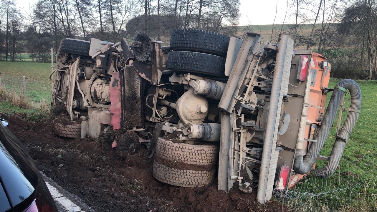 Traffic issues: Lorry tips over between Everlange and Reichlange - RTL ...