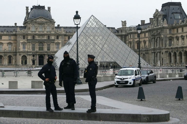 In just seven minutes: Thieves steal French crown jewels from Louvre in ...