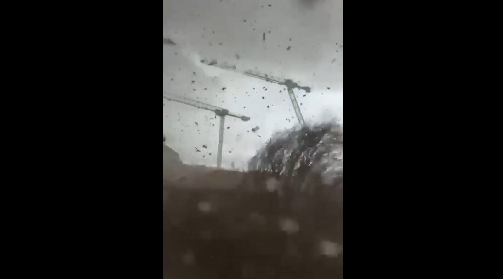 France: Une tornade renverse trois grues et tue un jeune ouvrier