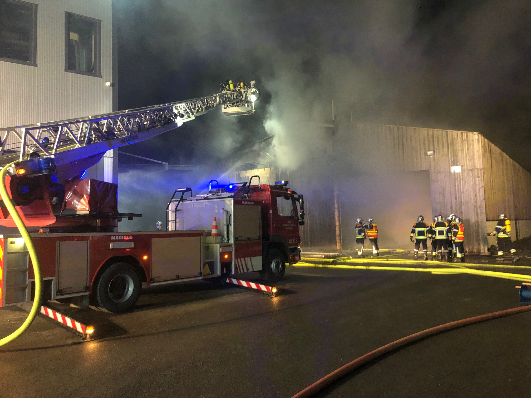 Fire in warehouse in Büderscheid (3.2.19) - RTL Today