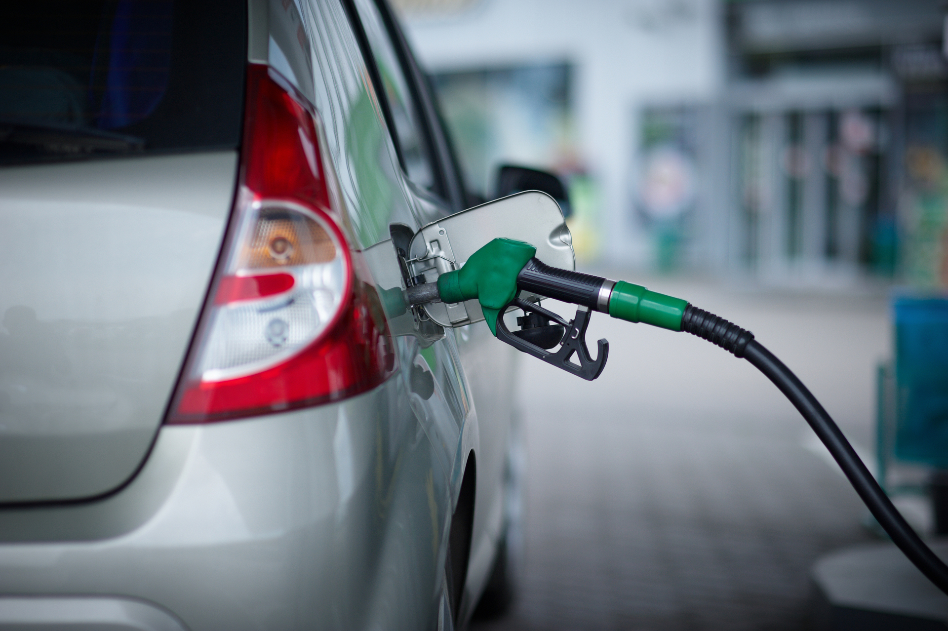 At the pump: SuperPlus 98 petrol to become cheaper - RTL Today