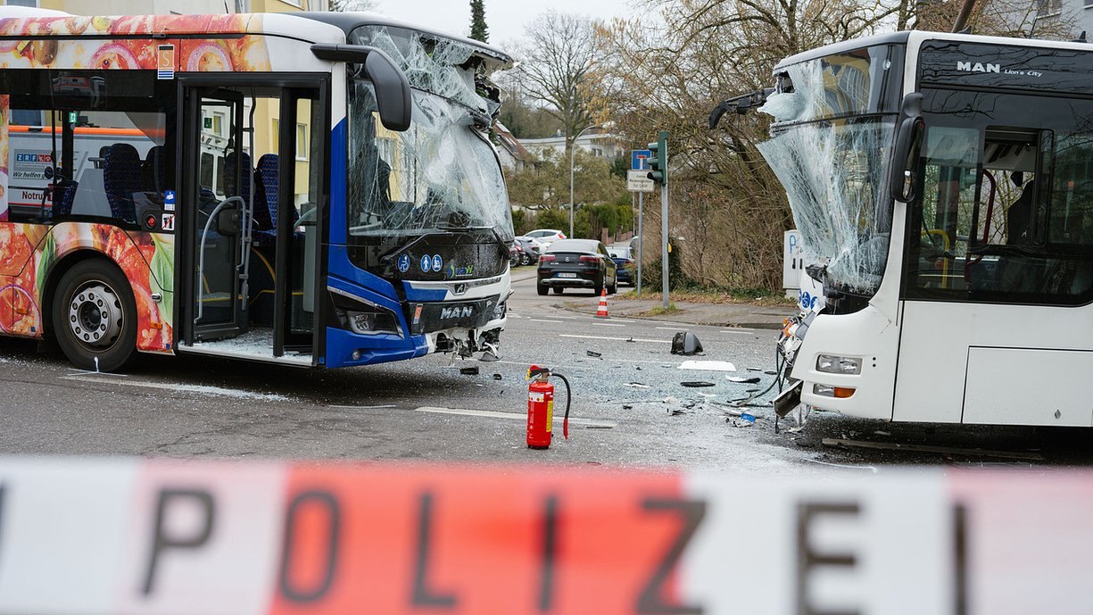 Germany: Head-on collision of two buses in Saarbrücken: at least 33 ...