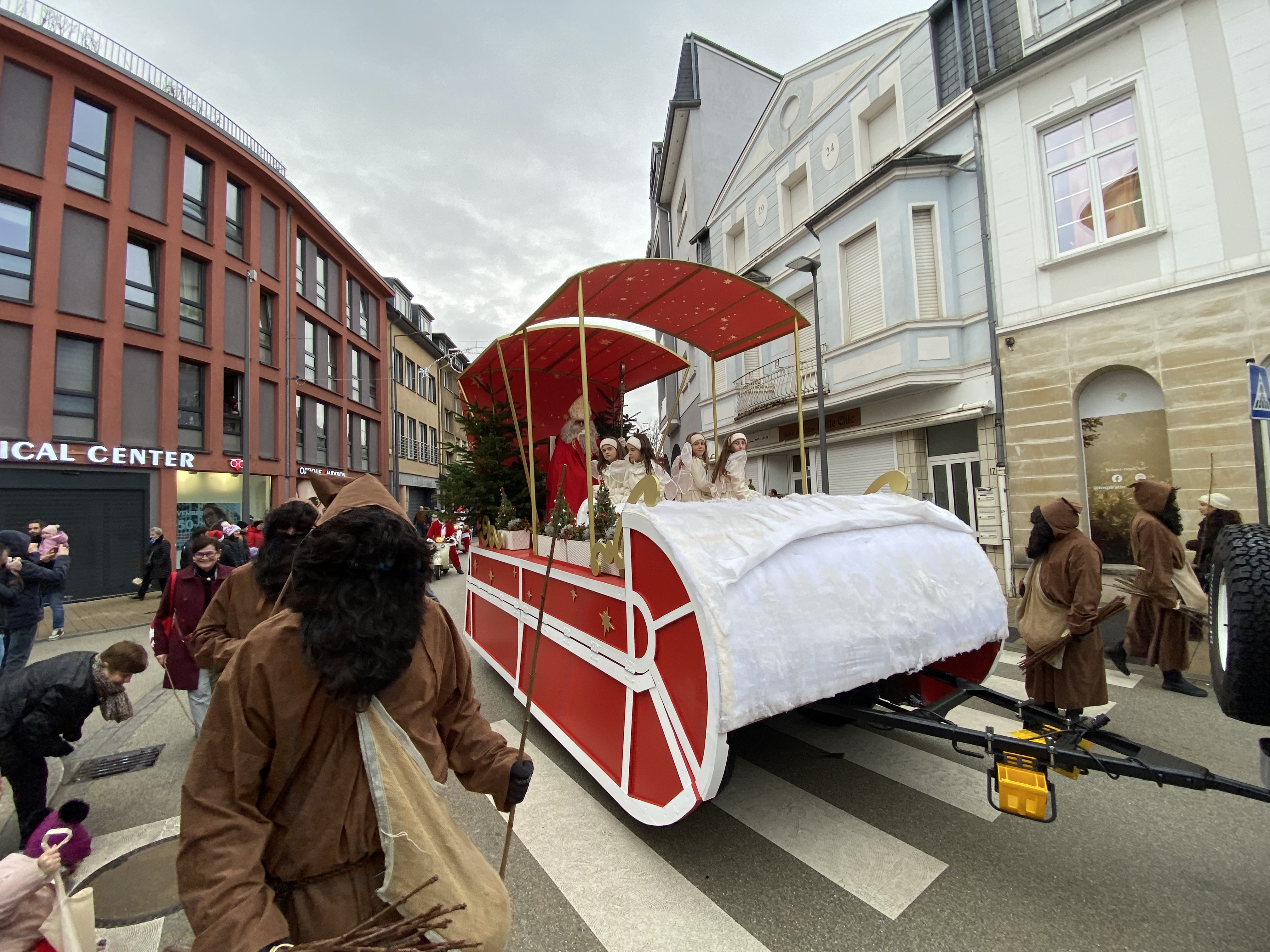 Kleesercherscortège zu Diddeleng: 700 Tuten huet de Kleeschen e Sonndeg ...