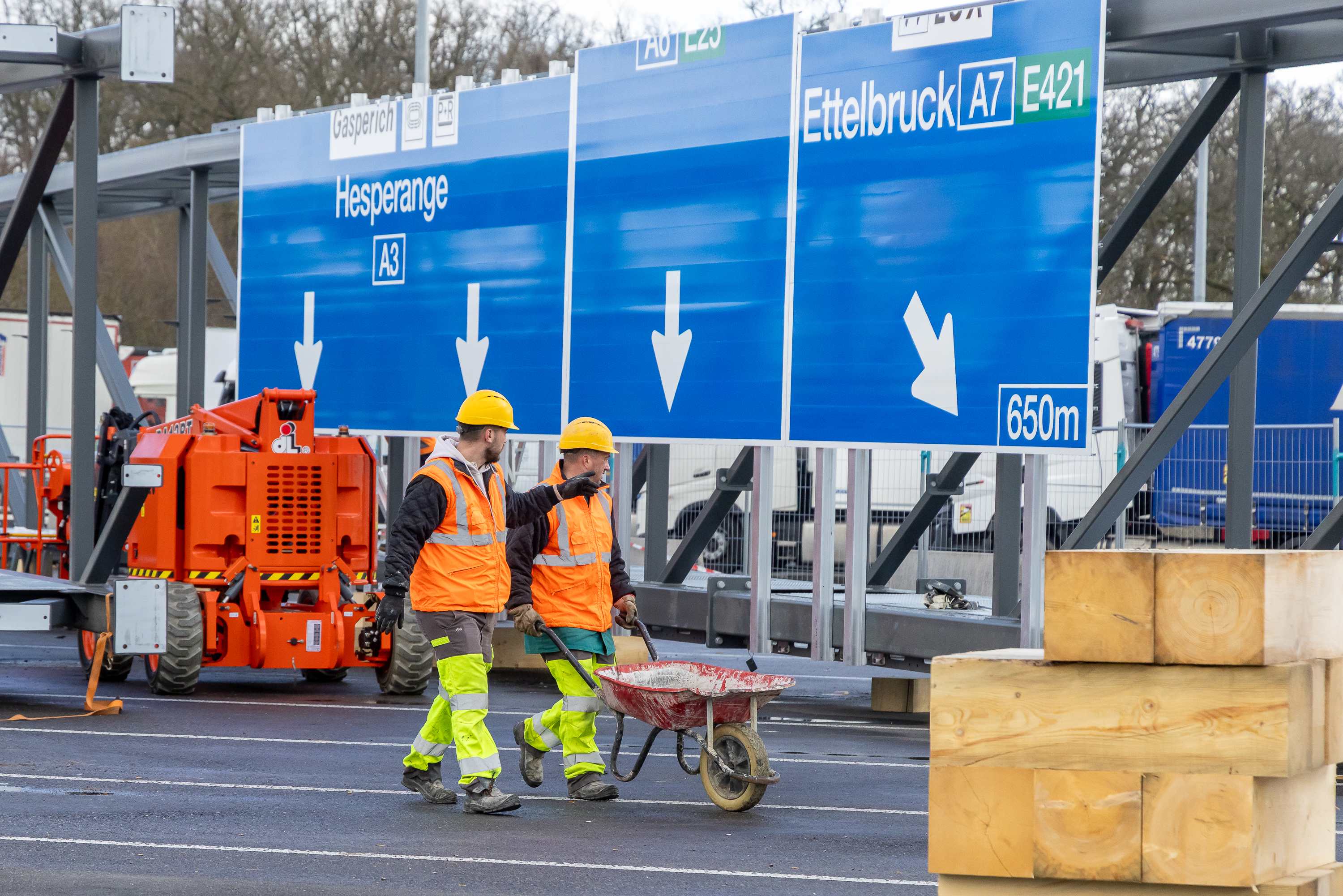 Preparations for construction site: New A3 signage to be assembled at ...