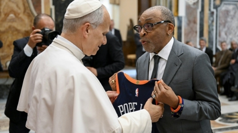 Audienz fir Filmstaren: US-Realisateur Spike Lee schenkt Poopst Leo XIV ...